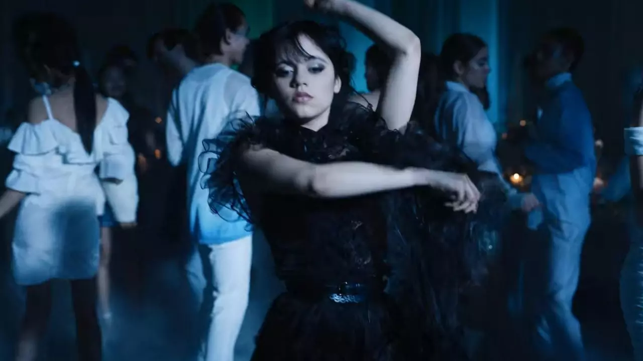 La robe de bal noire portée par Mercredi Addams dans la série Mercredi ...