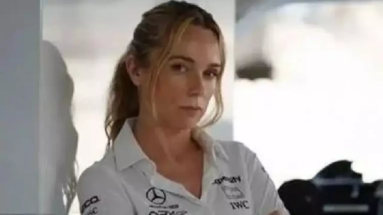 Le polo porté par Kate McKenna (Kerry Condon) dans F1 (2025) - Cinerama